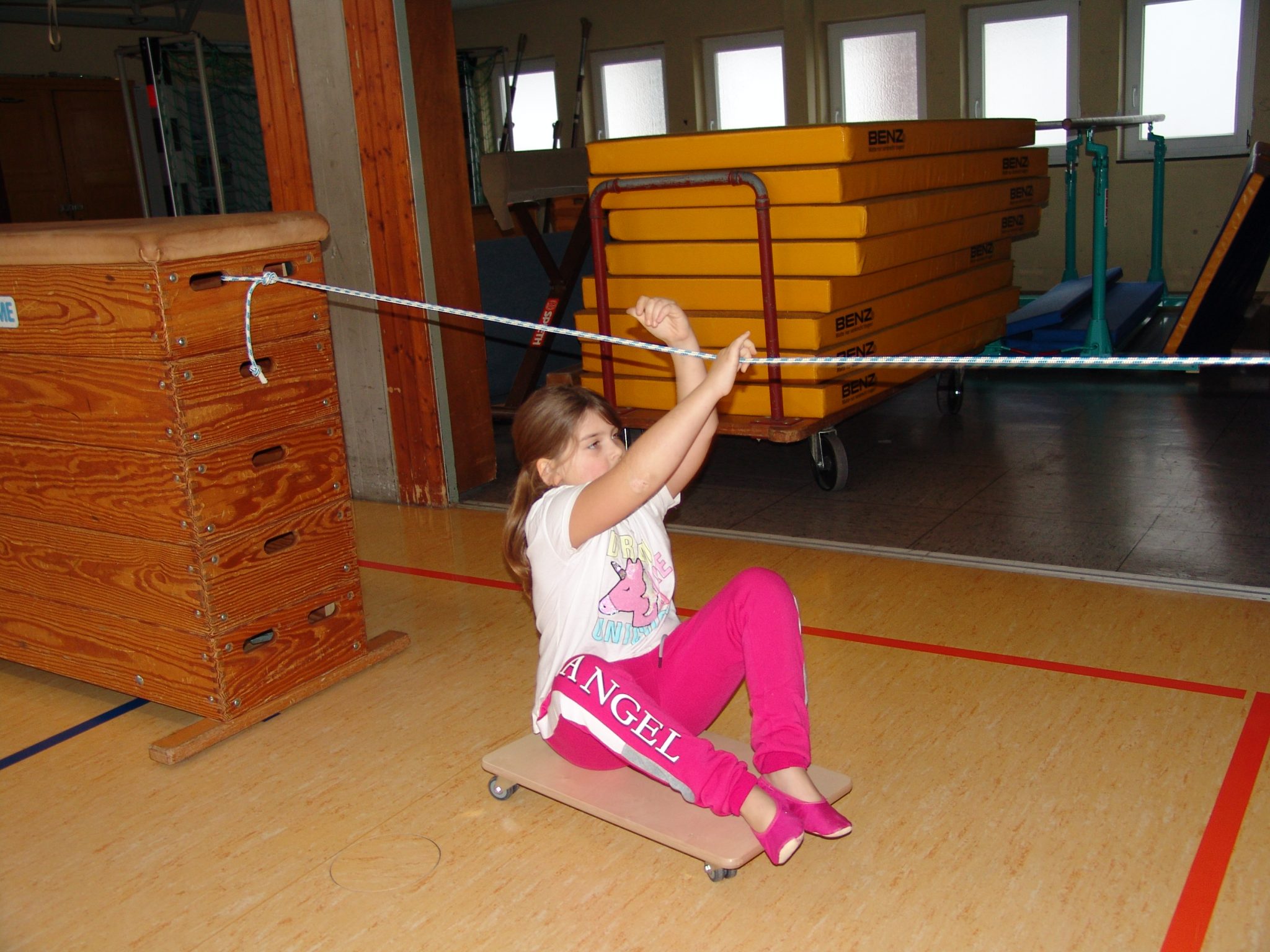 Bewegungserfahrungen mit dem Rollbrett - Grundschule Sundheim